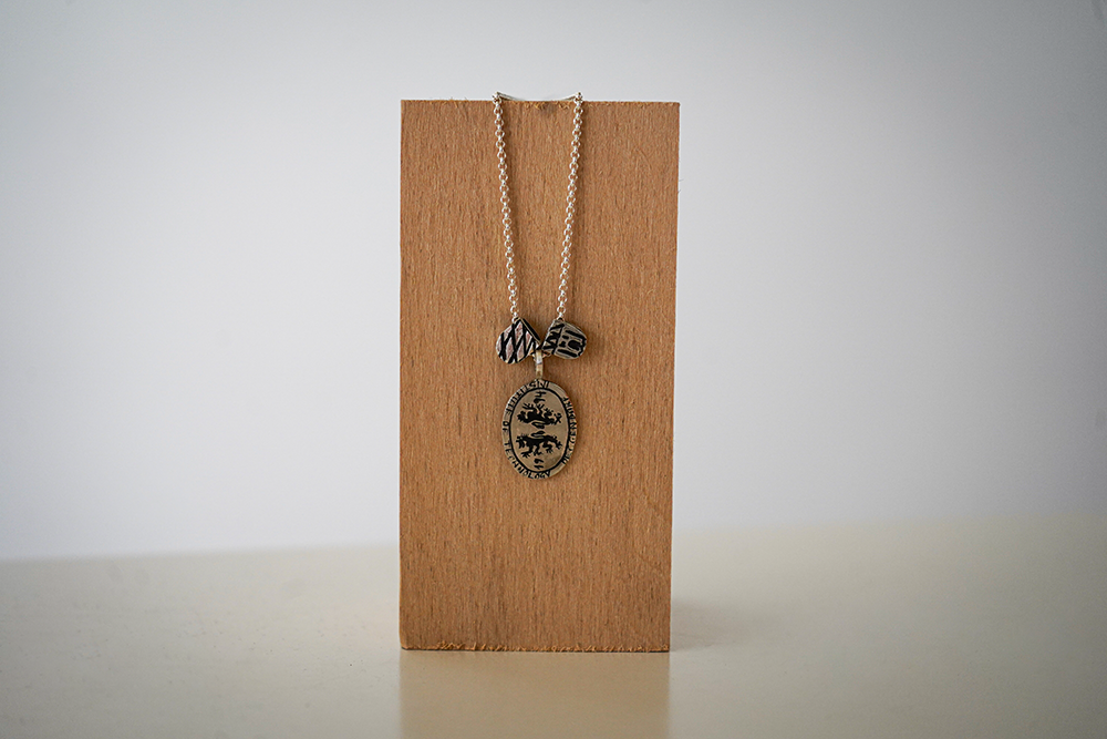 Handgemacht: THD Siegel Anhänger mit Wappen in Silber-Schwarz ...